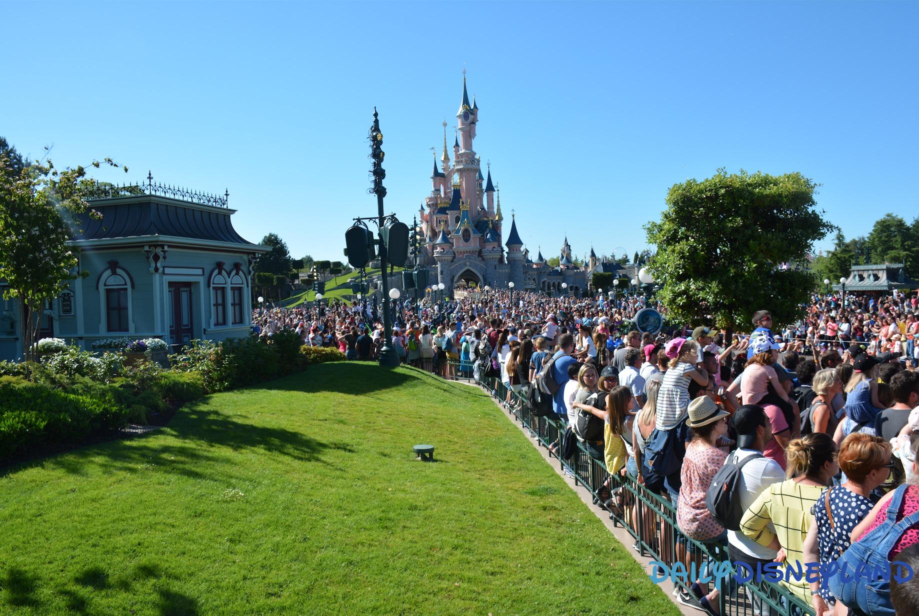 Disneyland Paris : profiter au maximum de sa journée d'été - Daily ...